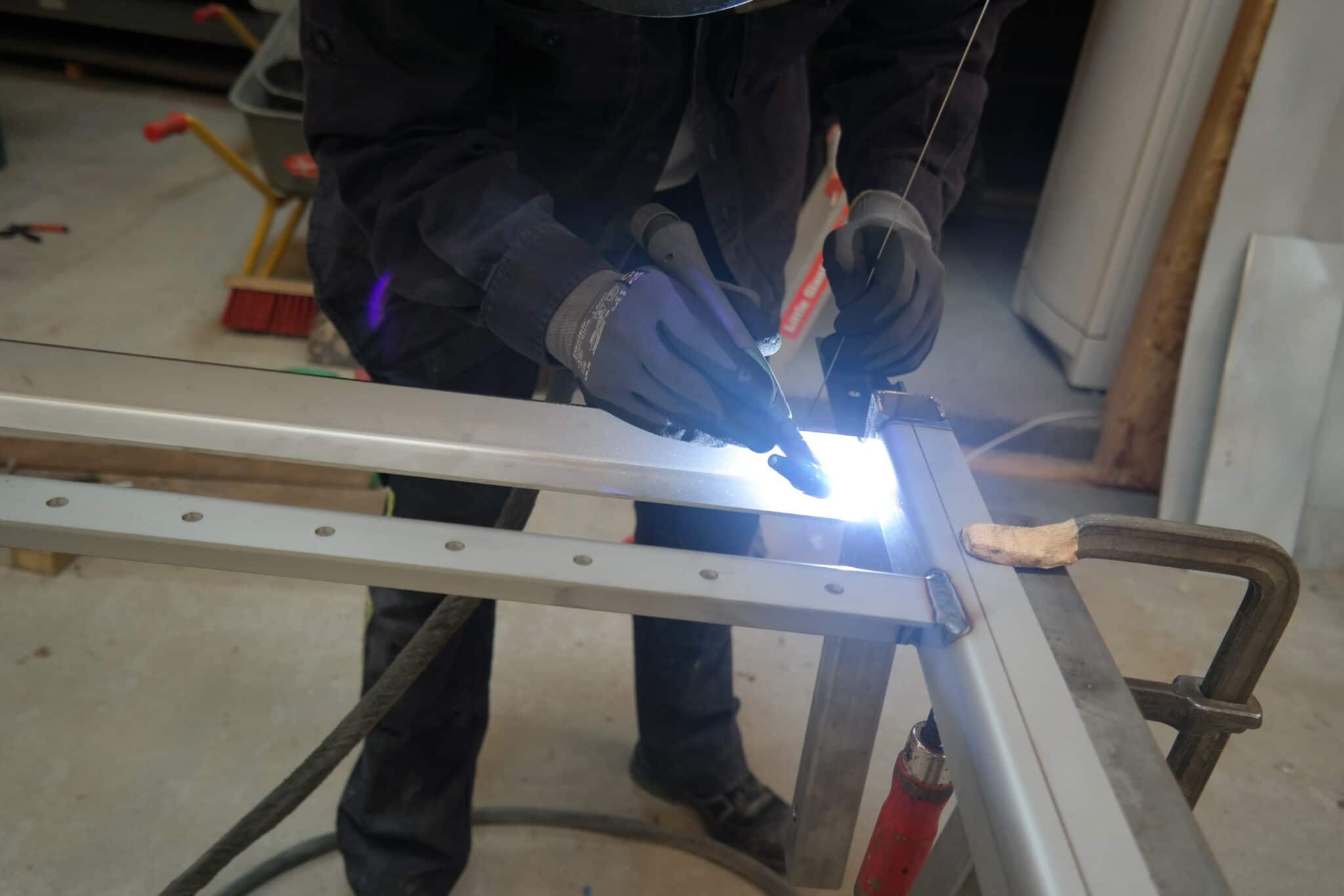 MS RUSTFRI ApS udfører smedearbejde til industri i værkstedet i Ansager