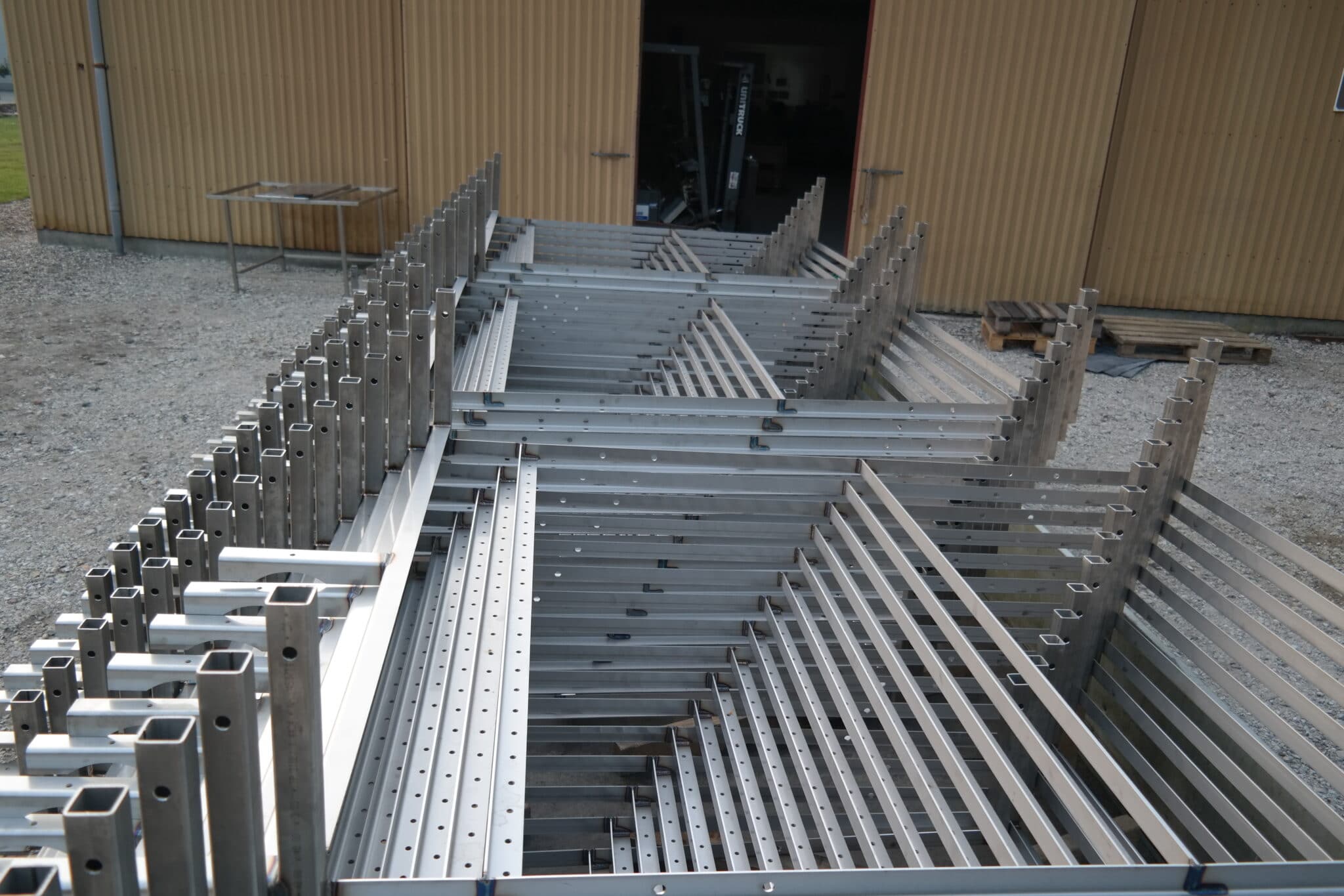 MS RUSTFRI ApS udfører smedearbejde til industri i værkstedet i Ansager