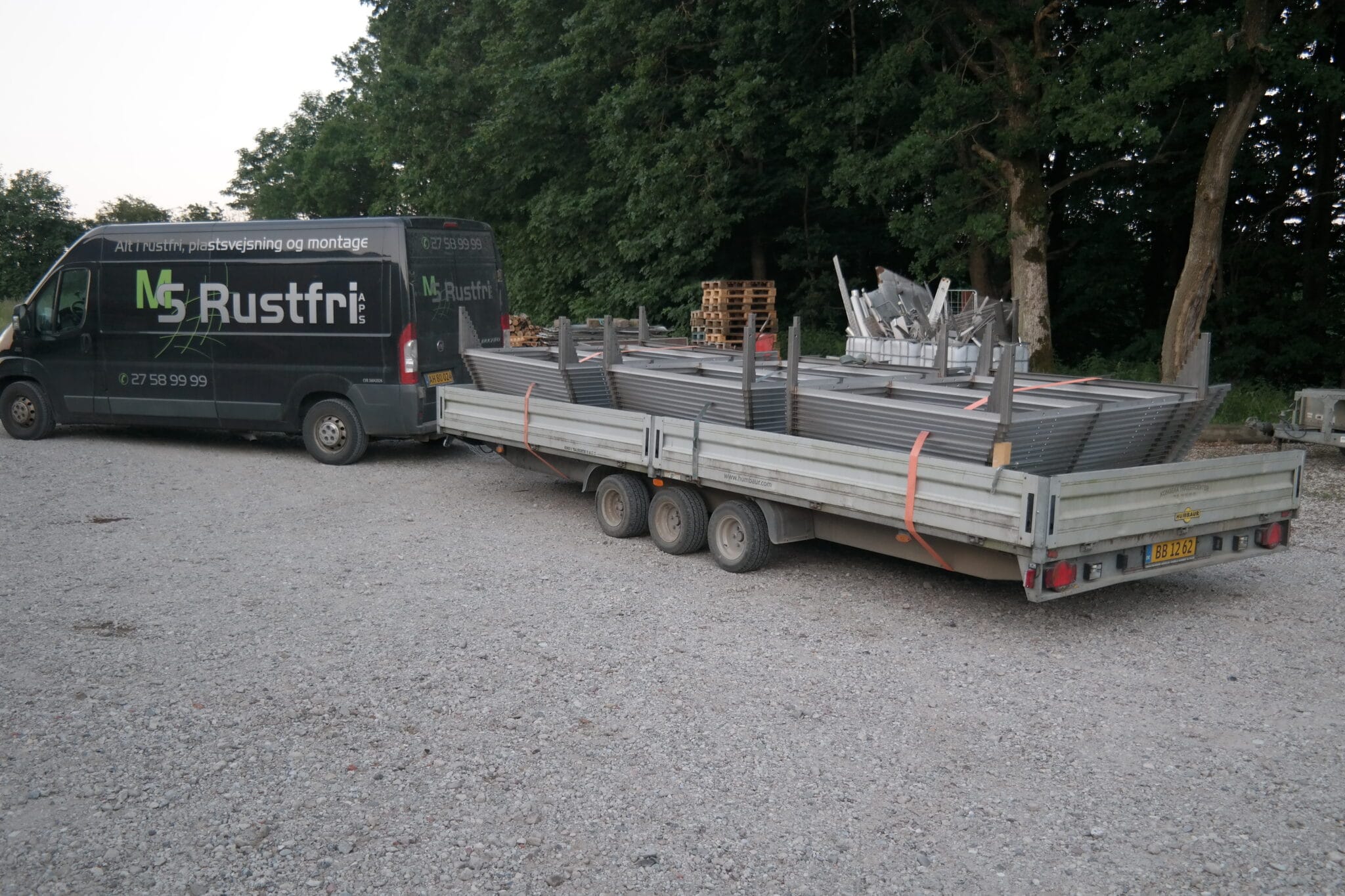 MS RUSTFRI ApS udfører smedearbejde til industri i værkstedet i Ansager